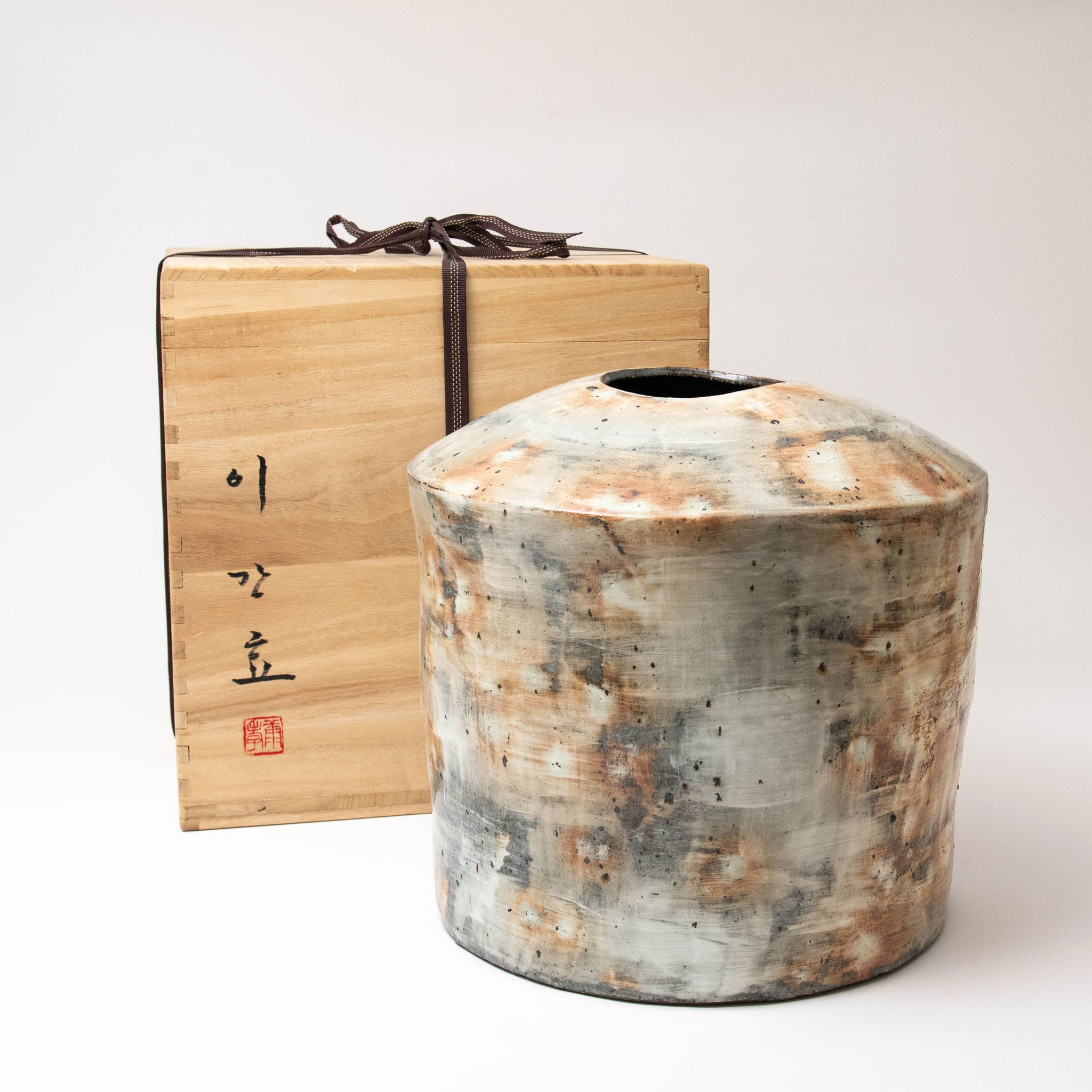 Kang-hyo Lee Large Jar – Goldmark